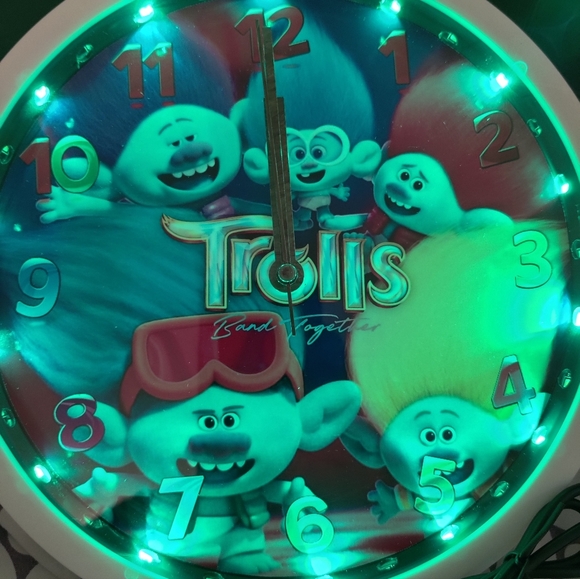 Trolls band together | Wall Decor | Trolls Band Together Led Clock ...